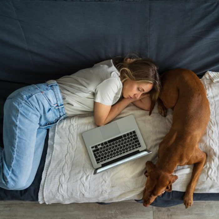 כיצד מונעים תחושת בדידות ושחיקה כשעובדים מרחוק - maya weinstein